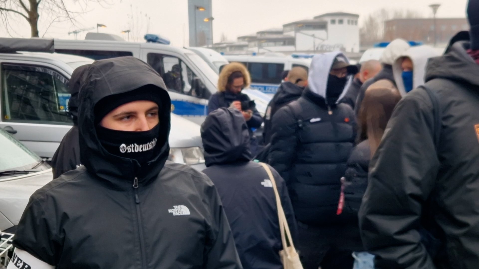 Vermummte Neonazis ziehen durch Berlin-Friedrichshain – democ